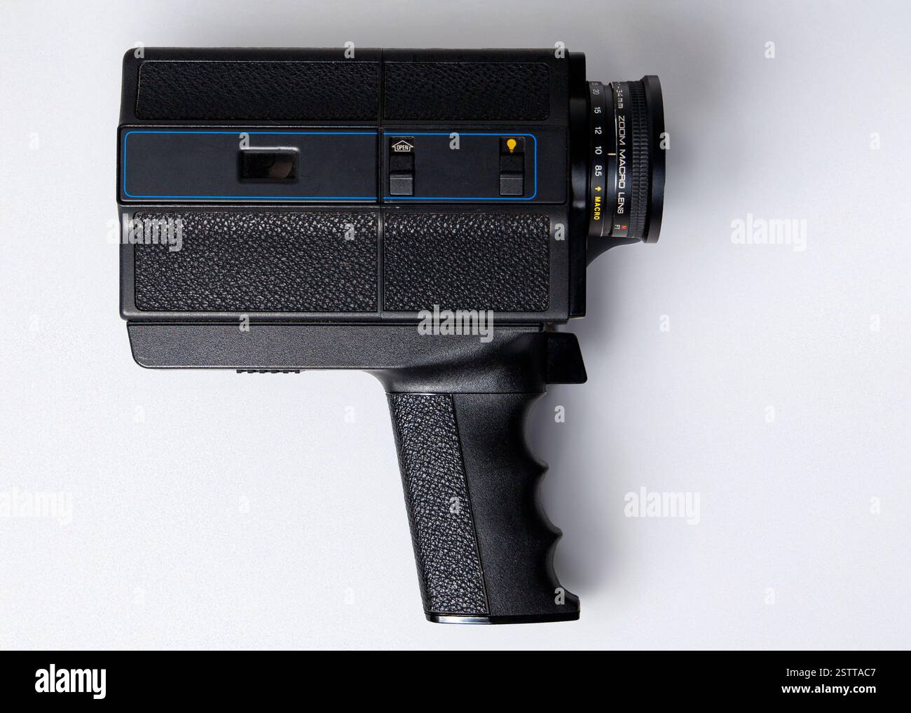 vintage 8mm cine movie camera Stock Photo - Alamy