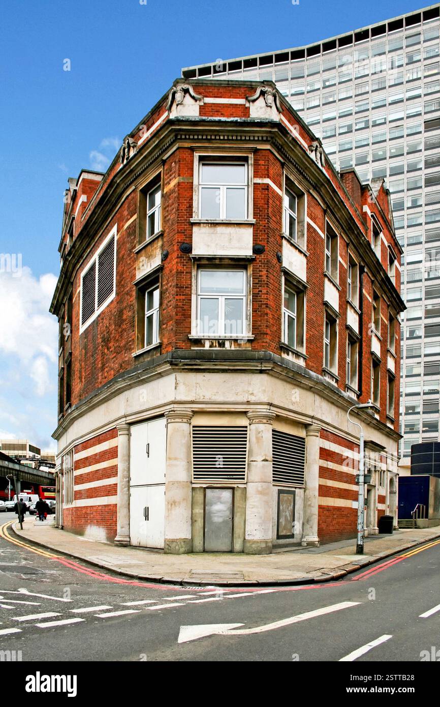 Building on corner Stock Photo - Alamy