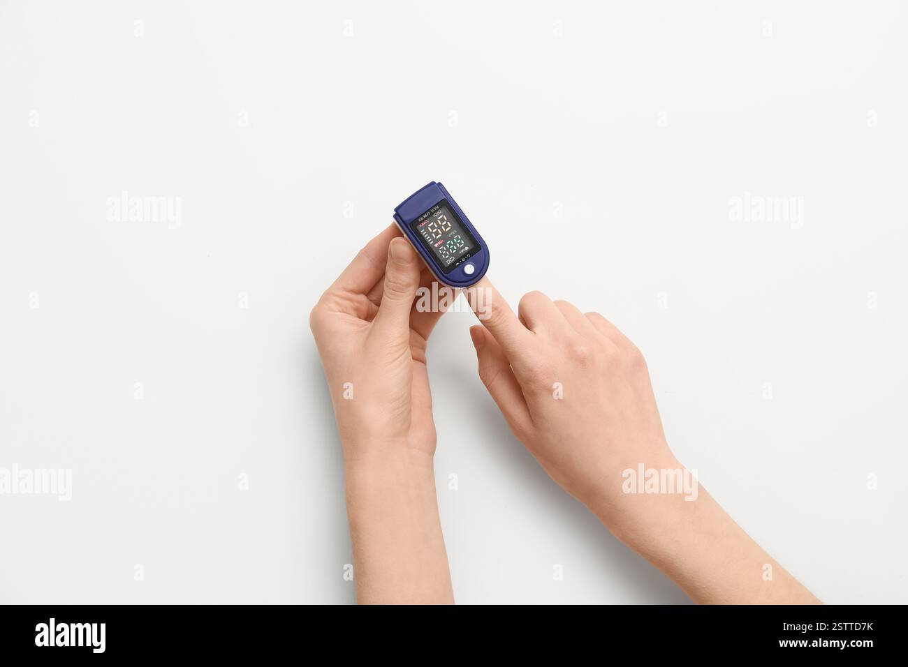 Pulse oximeter on hands hi-res stock photography and images - Alamy