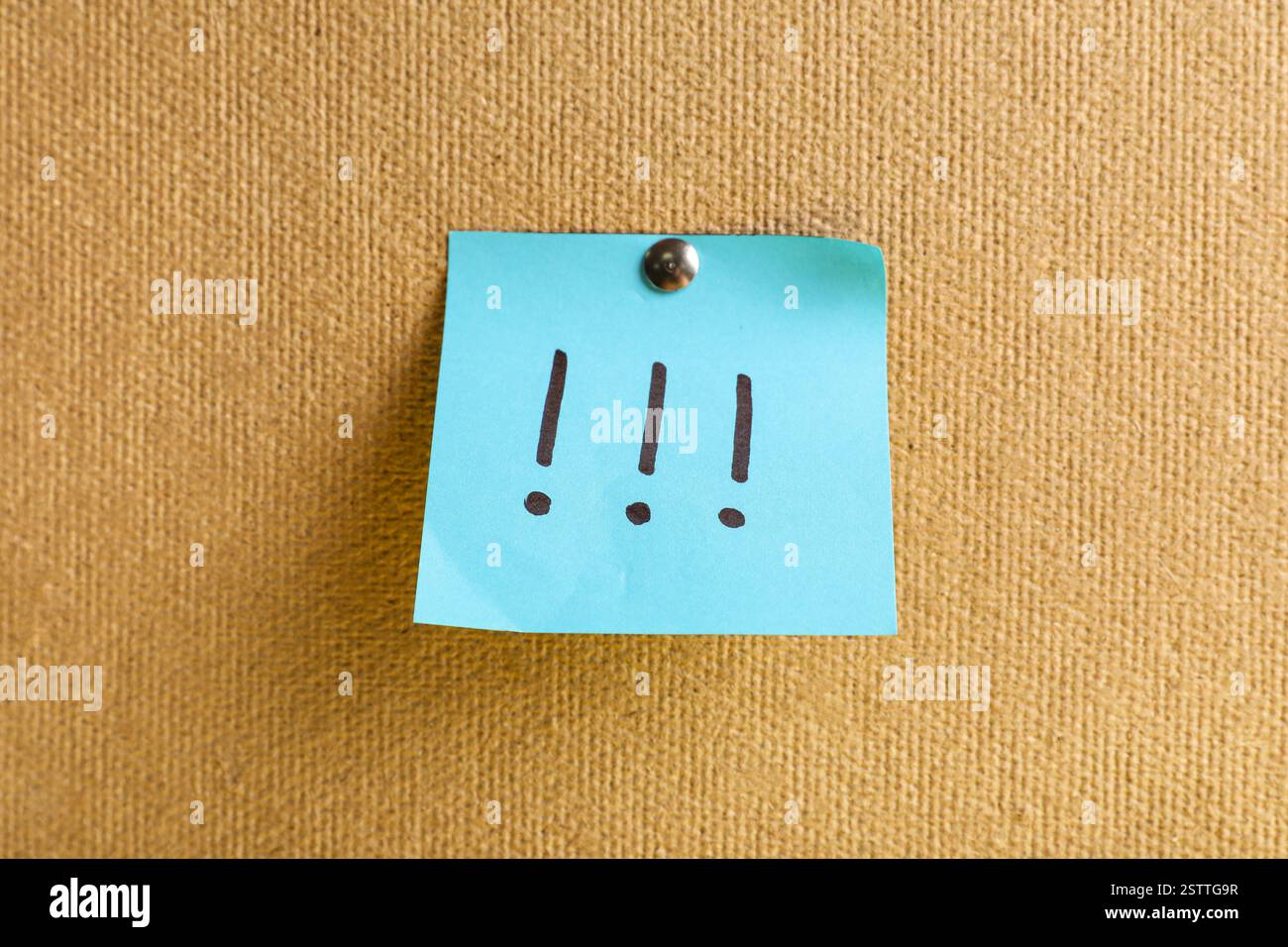 Sticky note with exclamation marks pinned on board Stock Photo - Alamy