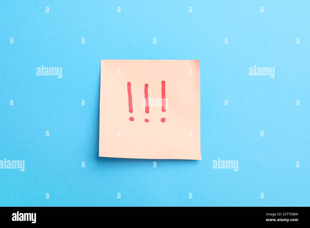 Sticky note with exclamation marks on color background Stock Photo - Alamy