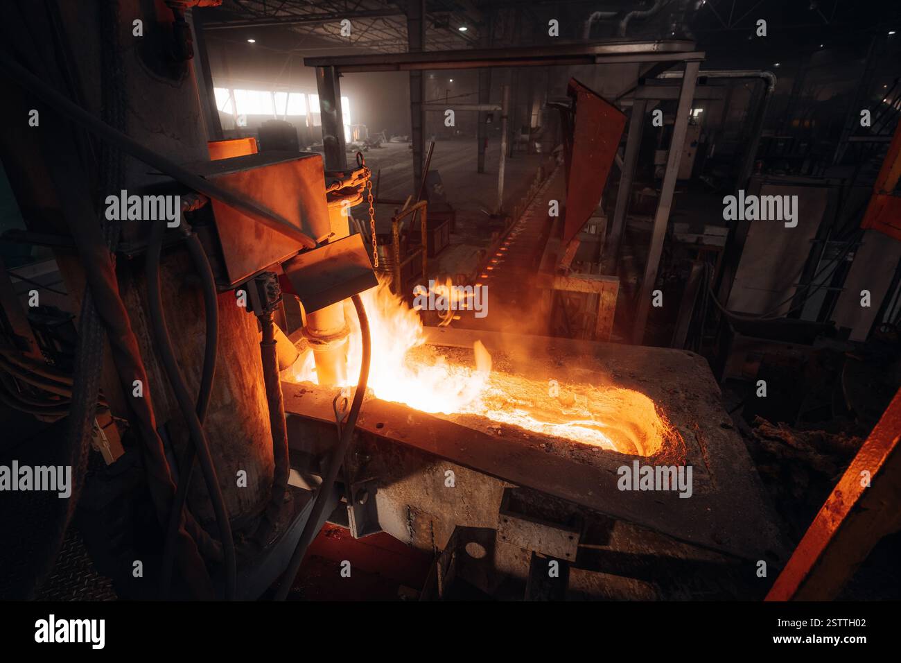 Molten iron into mold hi-res stock photography and images - Alamy