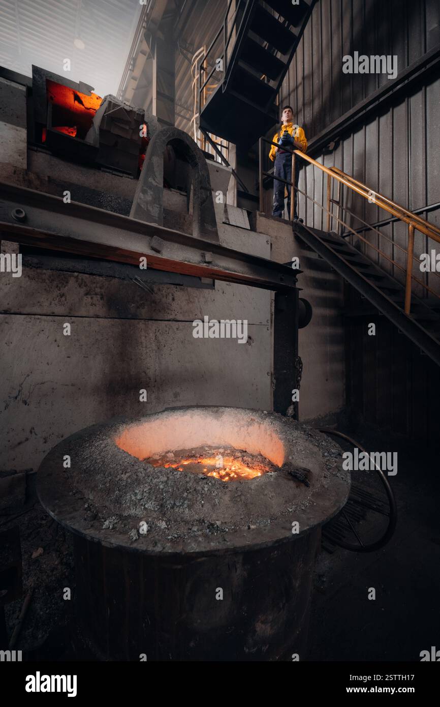 Worker in industrial setting hi-res stock photography and images - Alamy