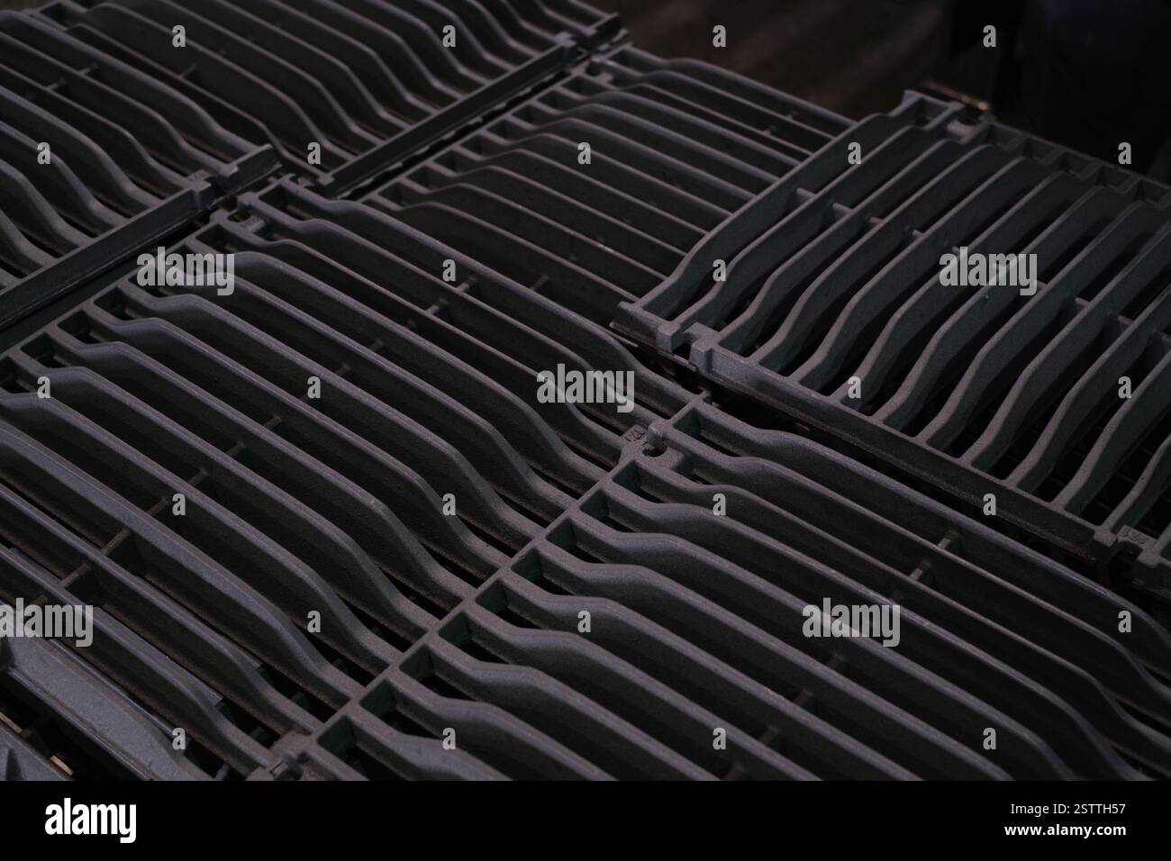 Close up metal grating hi-res stock photography and images - Alamy