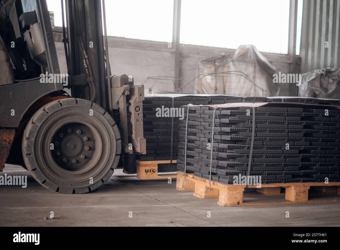 Forklift moving pallets of manufactured goods in a warehouse Stock ...