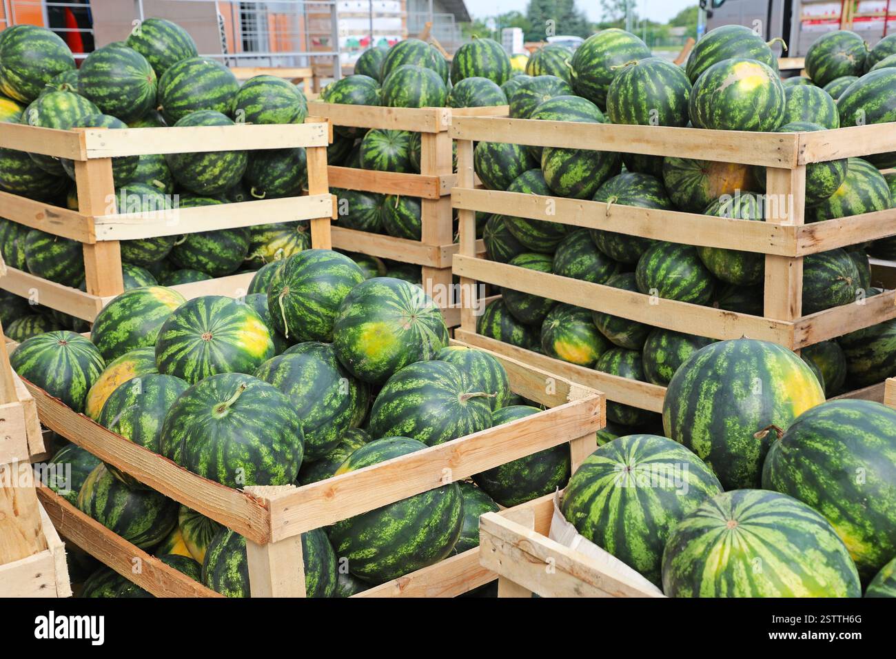 Large crates hi-res stock photography and images - Alamy