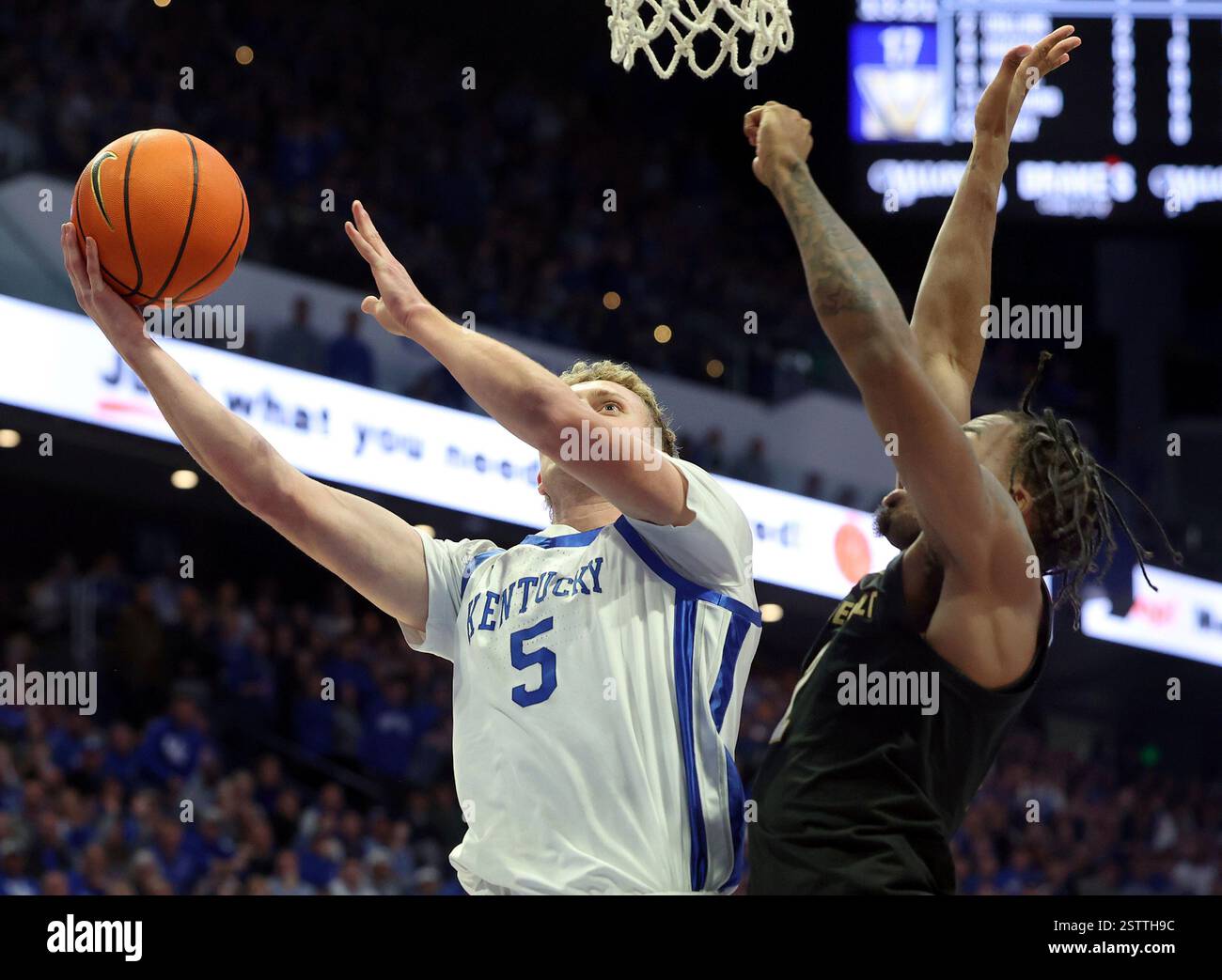 Kentucky's Collin Chandler (5) shoots while pressured by Vanderbilt's ...