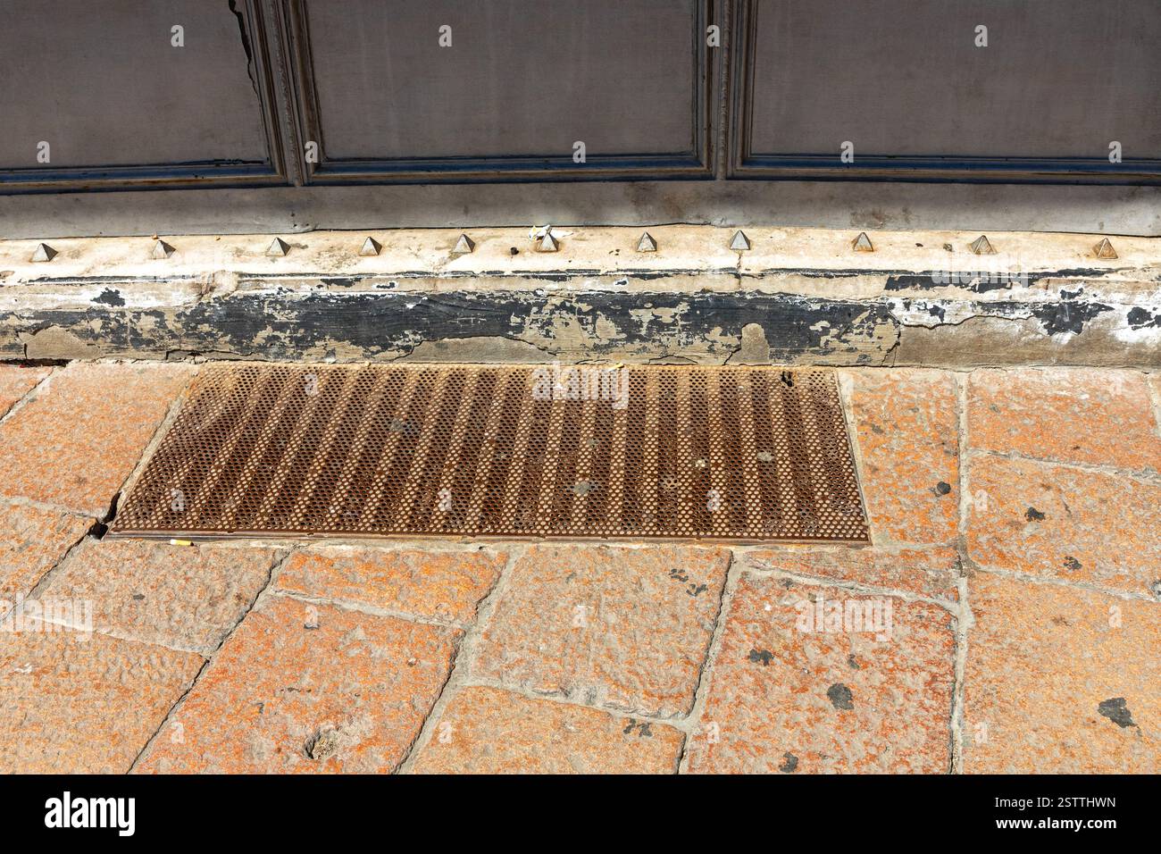Metal ledge hi-res stock photography and images - Alamy