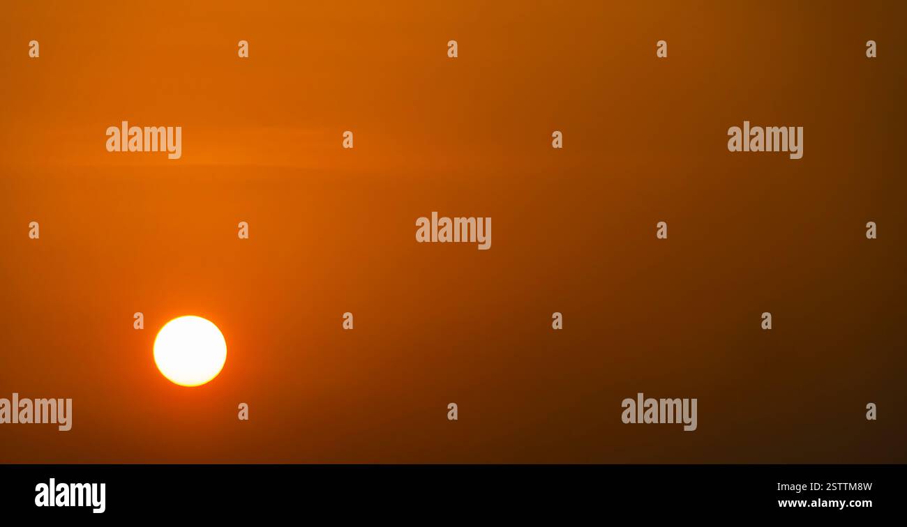 Glowing sun setting hi-res stock photography and images - Alamy