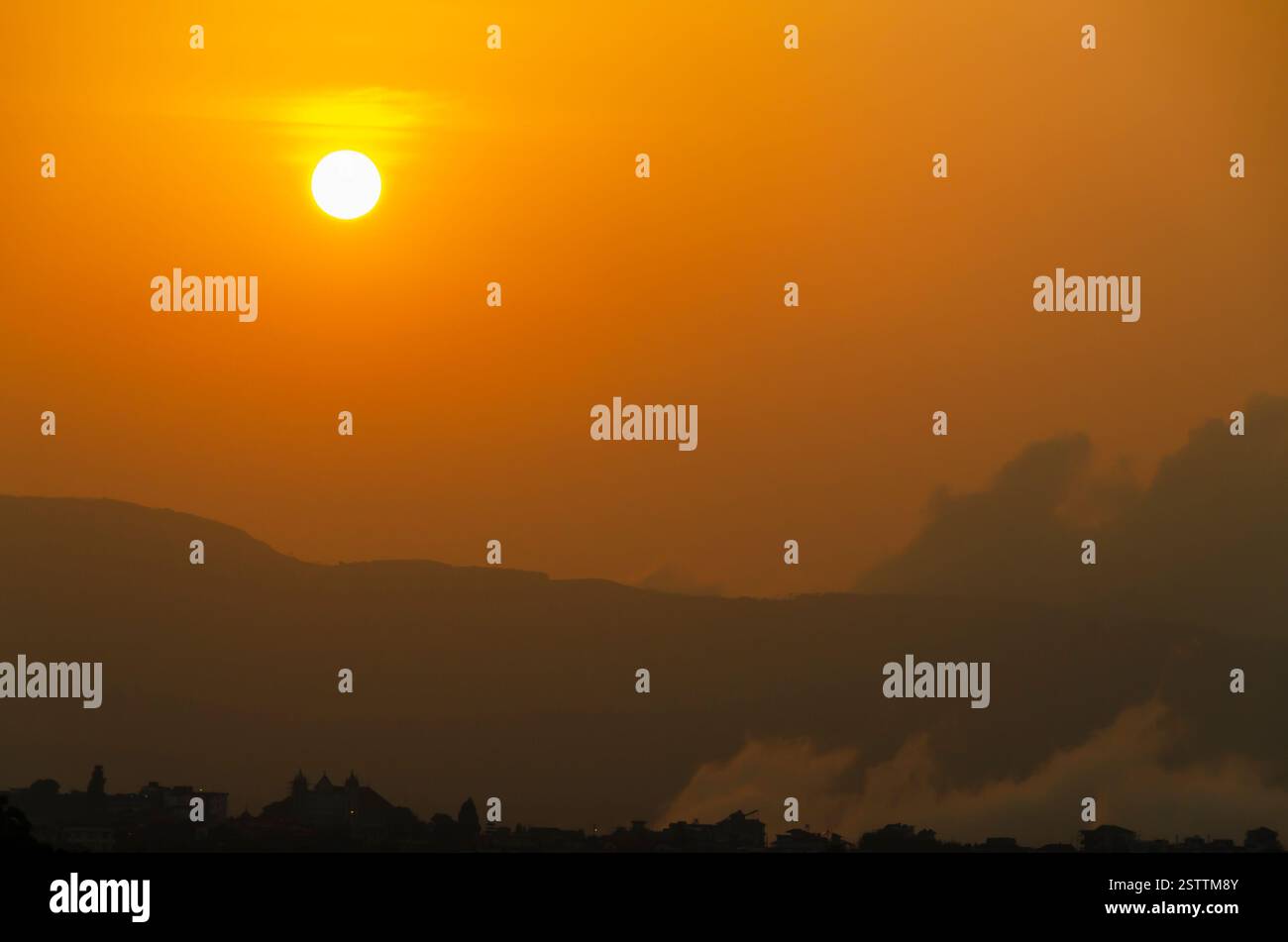 Glowing sun setting hi-res stock photography and images - Alamy