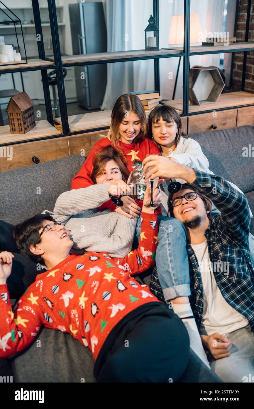 Smiling friends sitting speaking hi-res stock photography and images ...