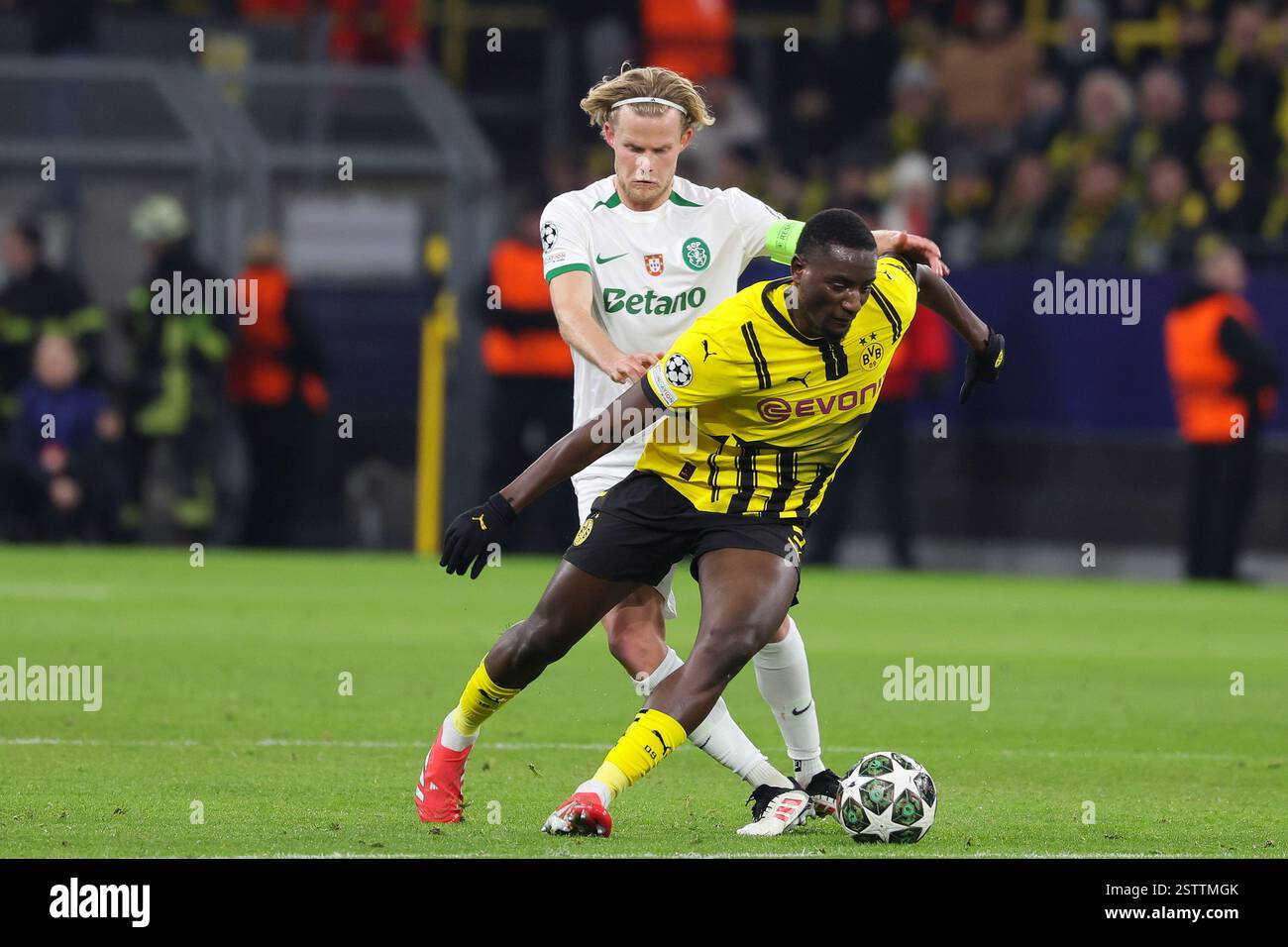 Dortmund, Germany. 19th Feb, 2025. Serhou Guirassy (R) of Borussia Dortmund vies with Morten ...