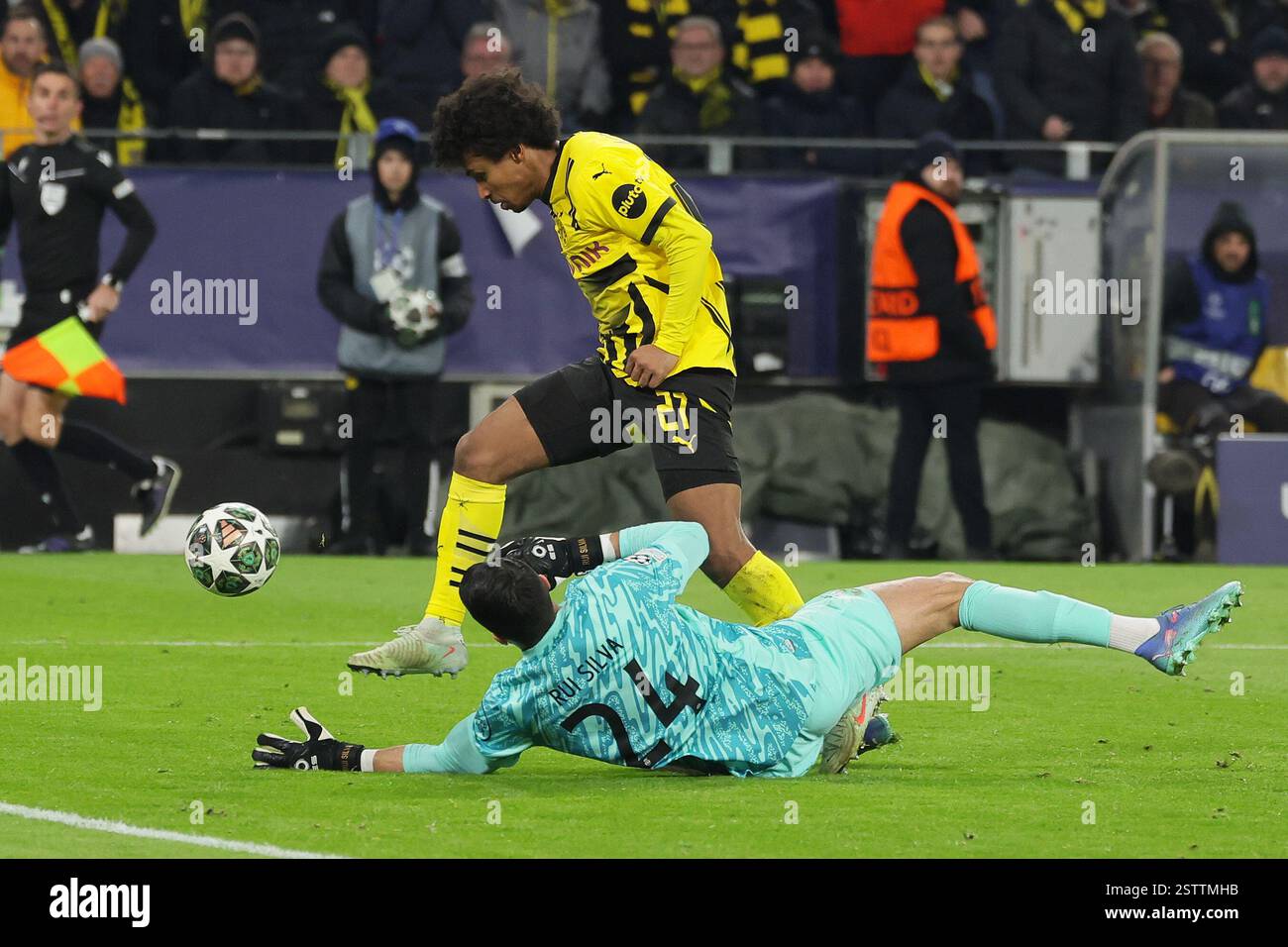 Dortmund, Germany. 19th Feb, 2025. Karim Adeyemi (top) of Borussia Dortmund vies with Rui Silva ...