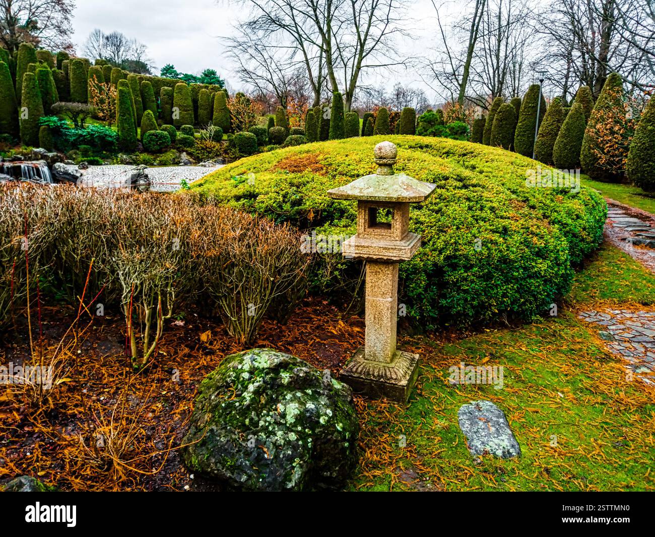 Yukimi doro stone lantern hi-res stock photography and images - Alamy