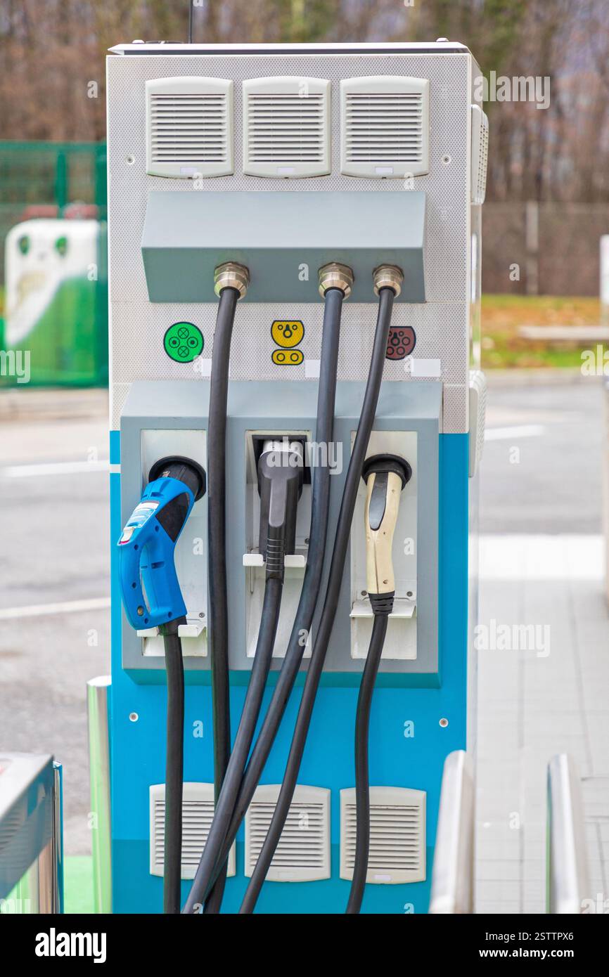 Multi vehicle charging hi-res stock photography and images - Alamy