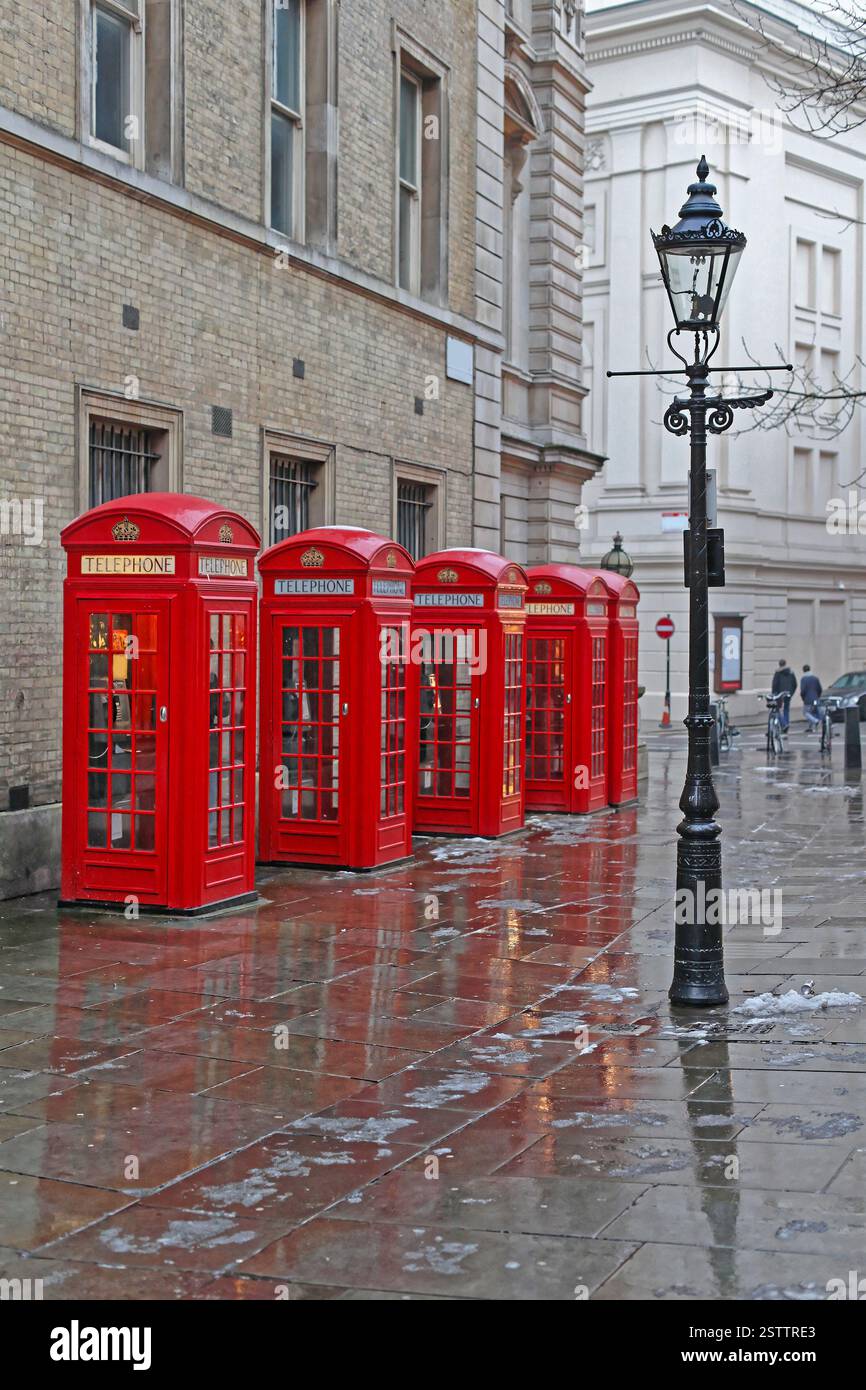 Five red phone boxes hi-res stock photography and images - Alamy