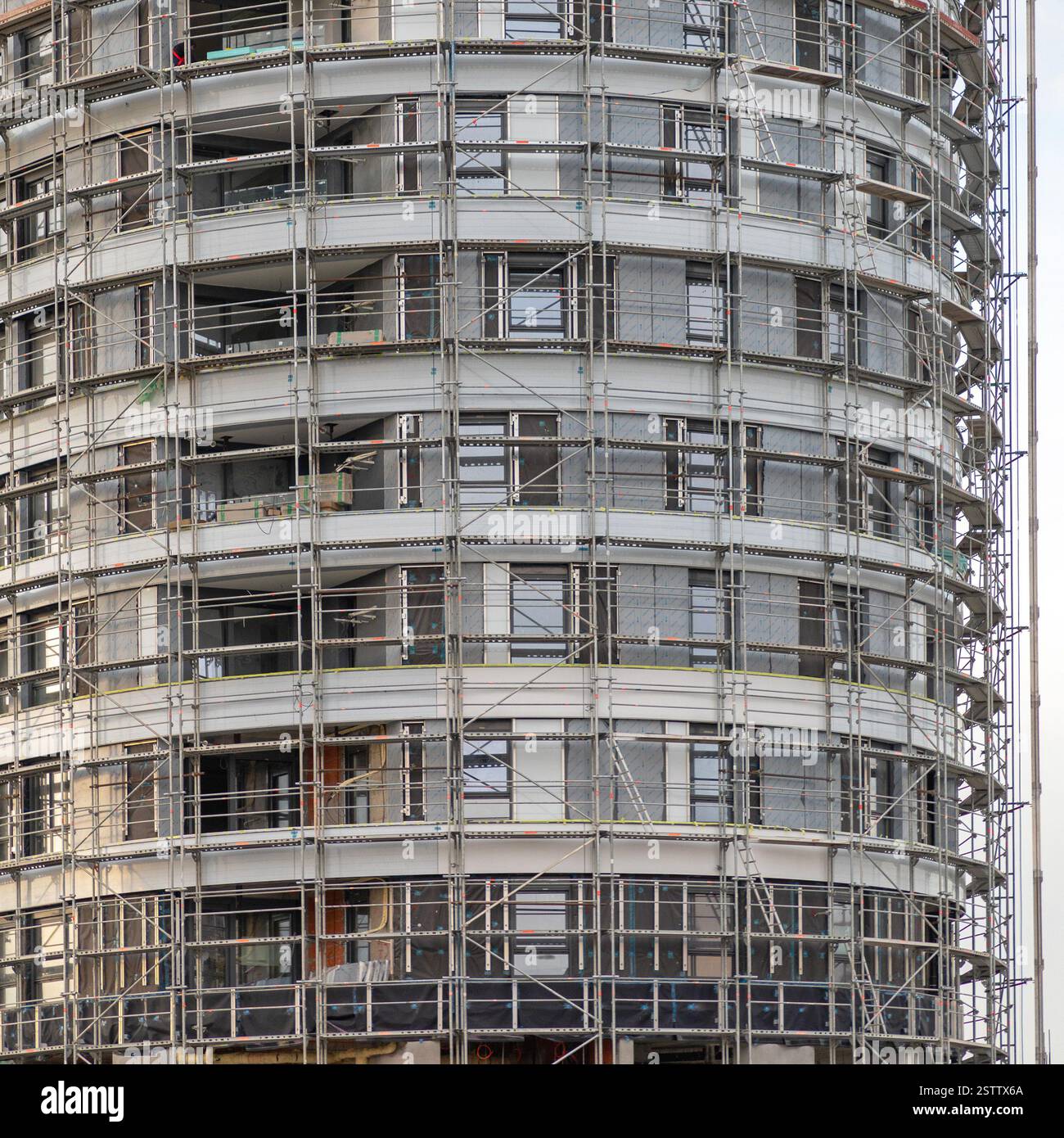 Scaffolding at round skyscraper building during construction hi-res ...