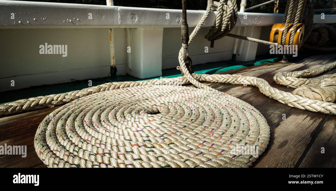 Sailboat nautical mooring rope Stock Photo - Alamy