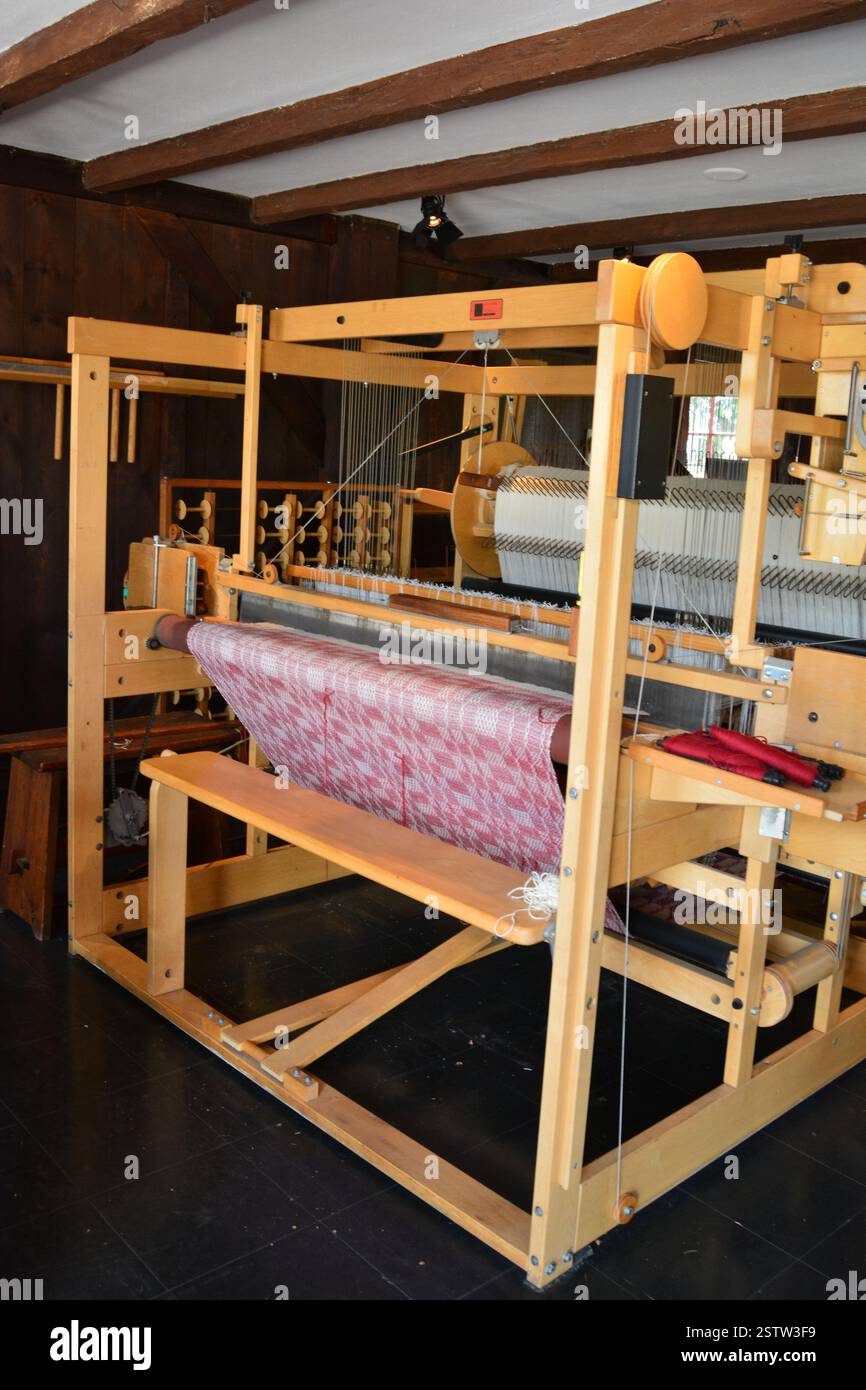 Loom machine hi-res stock photography and images - Alamy