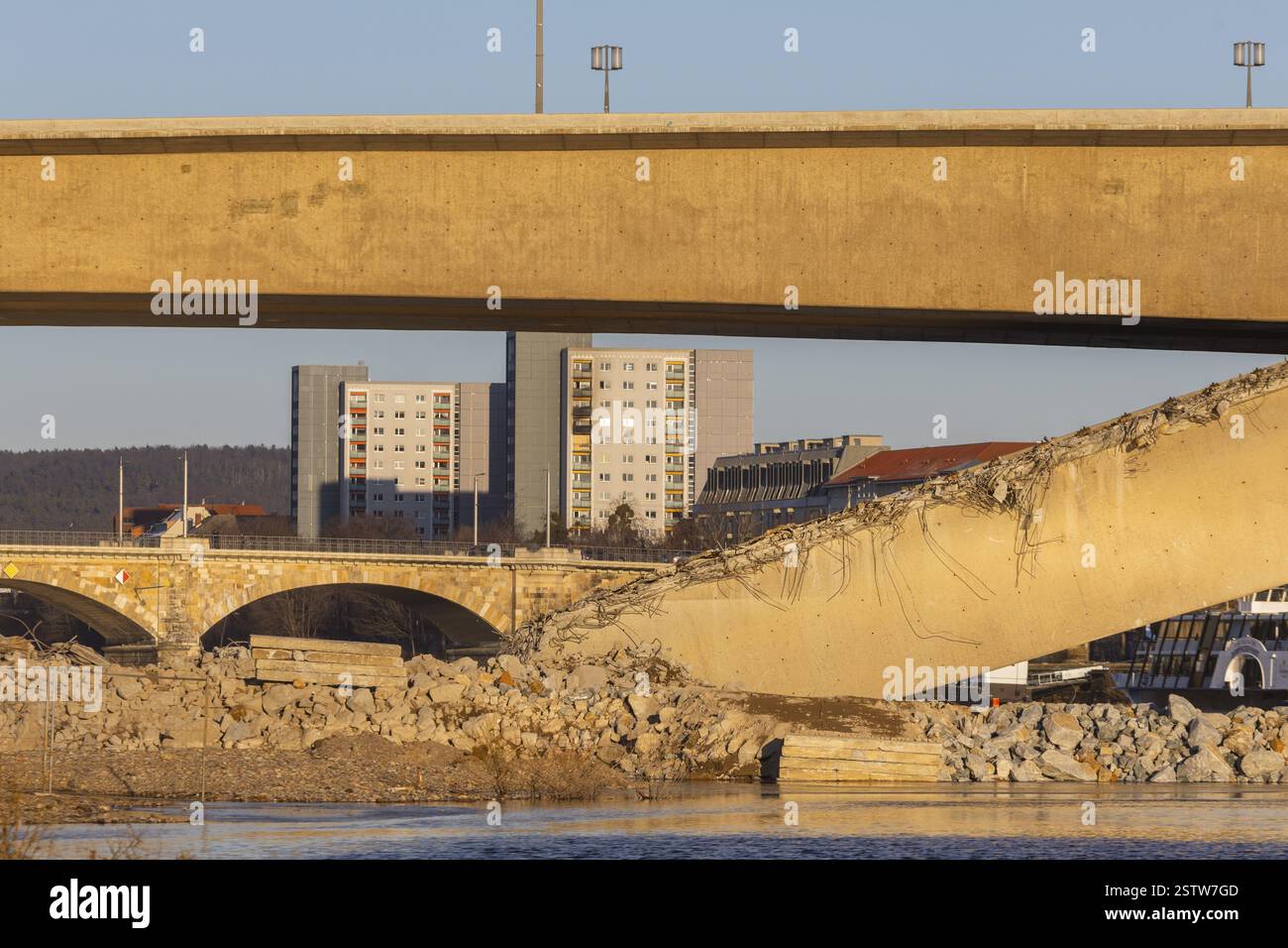 After the partial collapse of the Carola Bridge, a dam was built on the ...