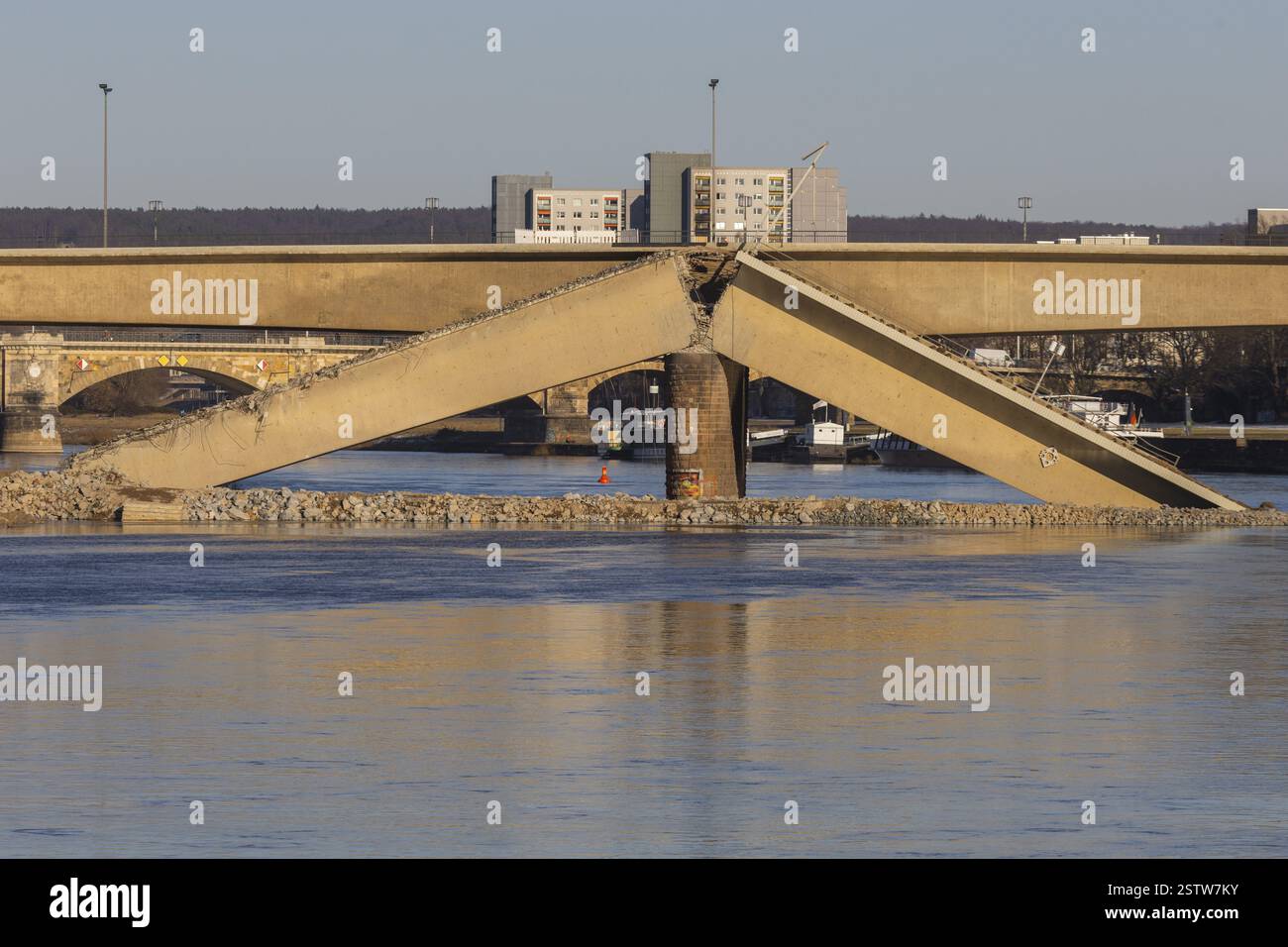 After the partial collapse of the Carola Bridge, a dam was built for ...