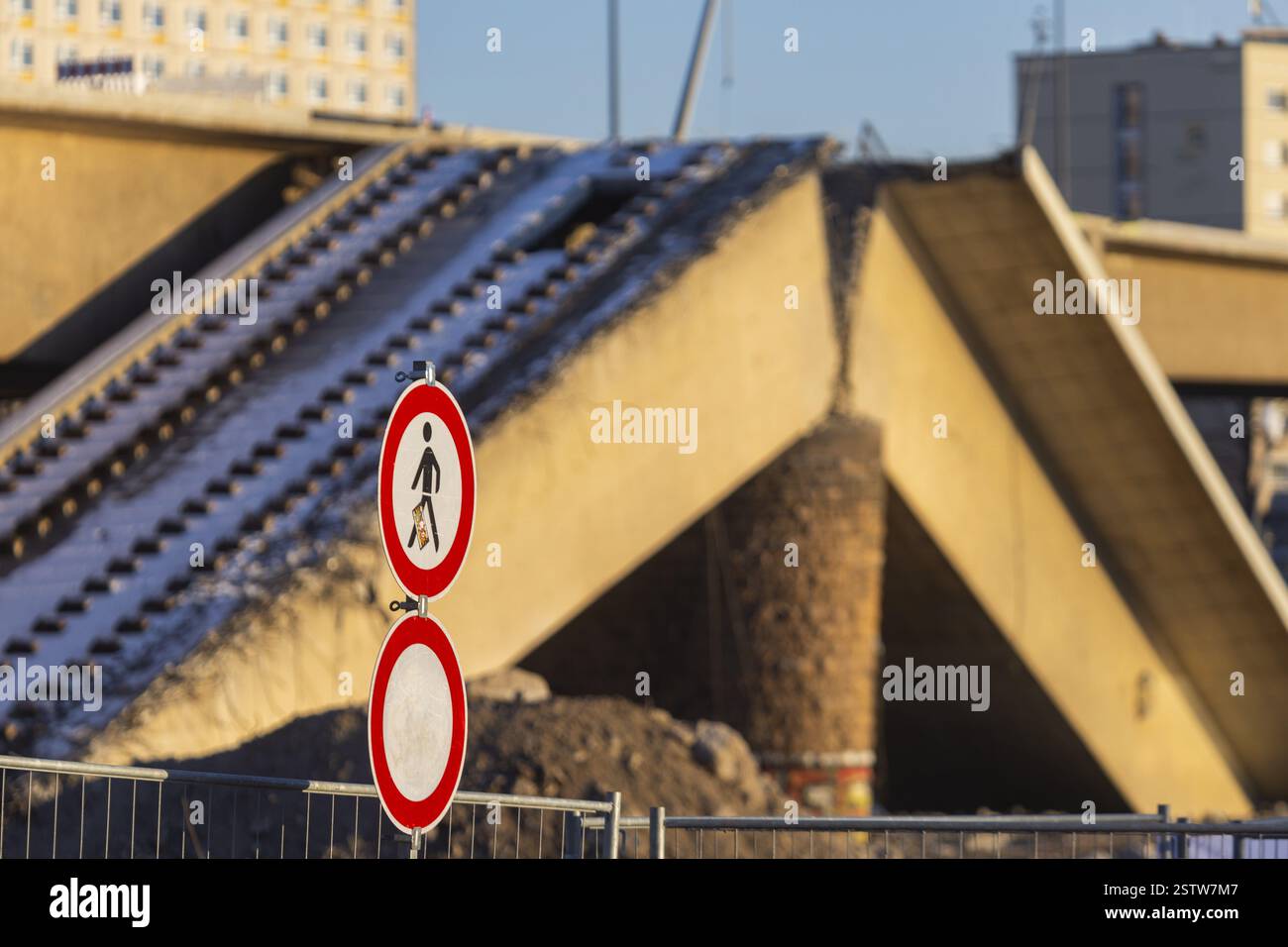 After the partial collapse of the Carola Bridge, a dam was built for ...