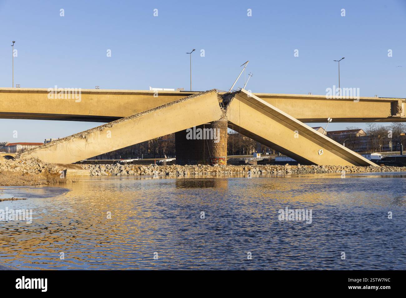 After the partial collapse of the Carola Bridge, a dam was built for ...