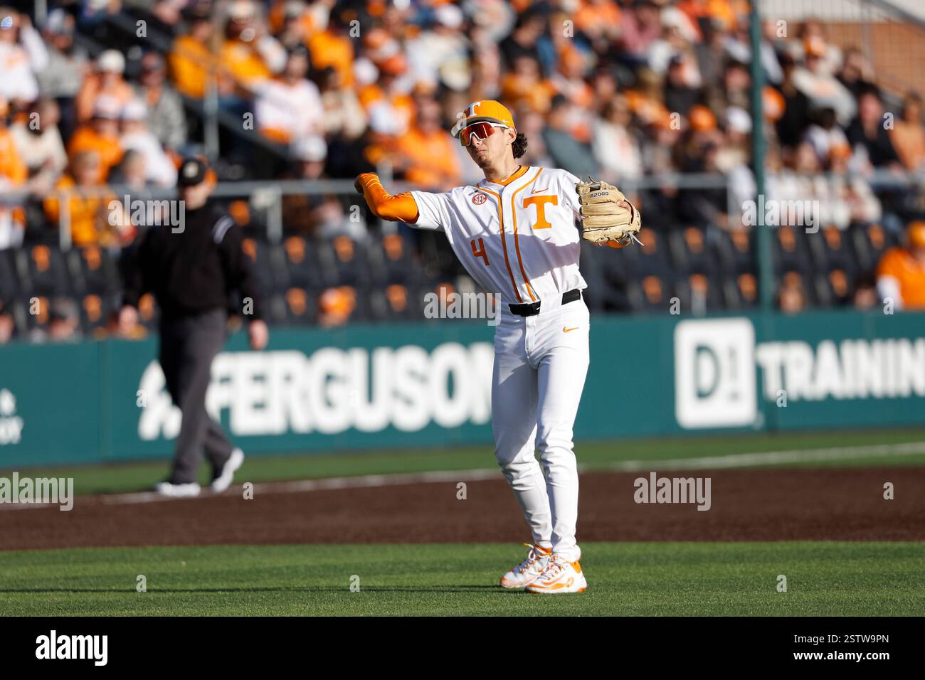 Tennessee Volunteers third baseman Manny Marin (4) on defense against ...