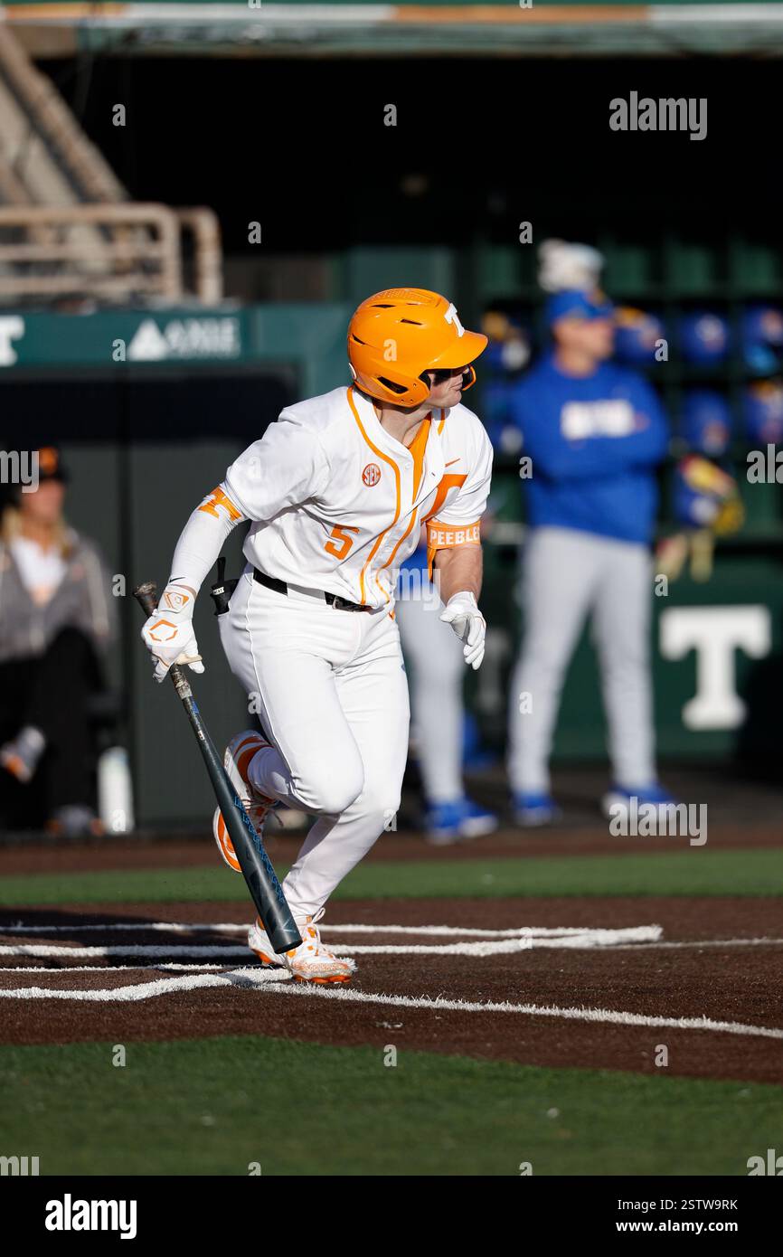Tennessee Volunteers designated hitter Cannon Peebles (5) hustles to ...