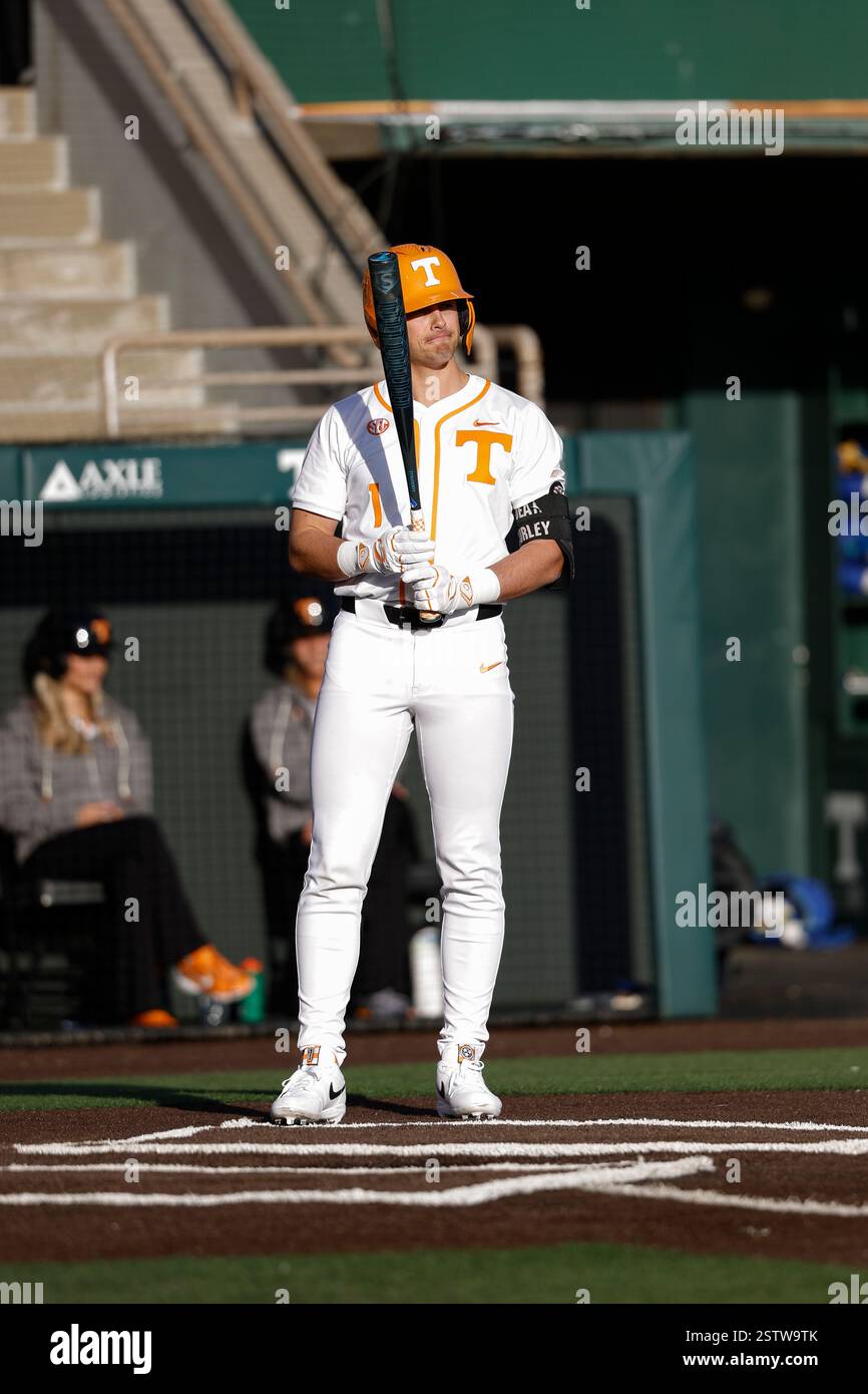 Tennessee Volunteers shortstop Dean Curley (1) at bat against the ...
