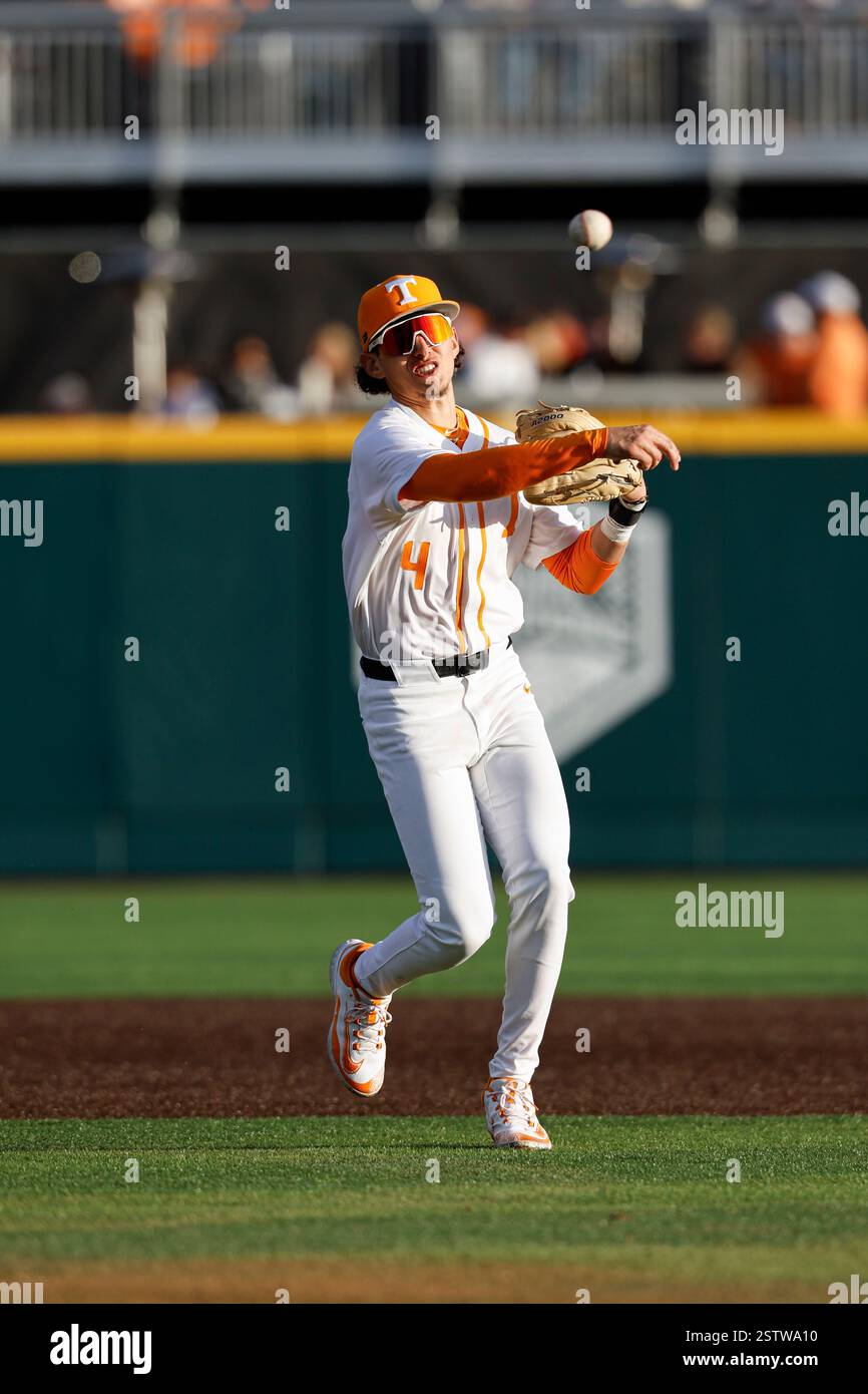 Tennessee Volunteers third baseman Manny Marin (4) on defense against ...