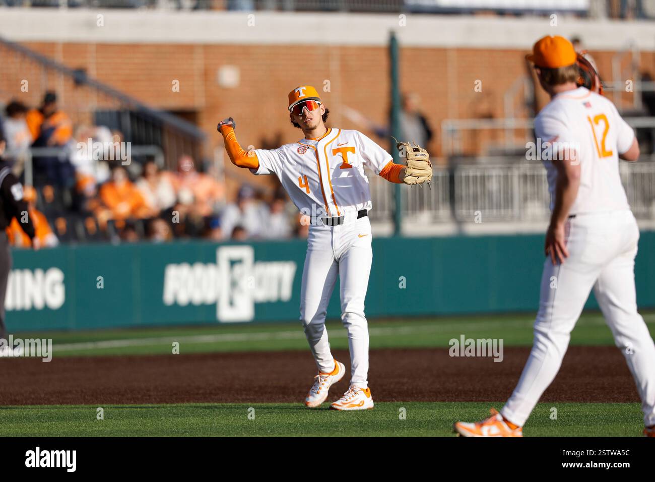 Tennessee Volunteers third baseman Manny Marin (4) on defense against ...