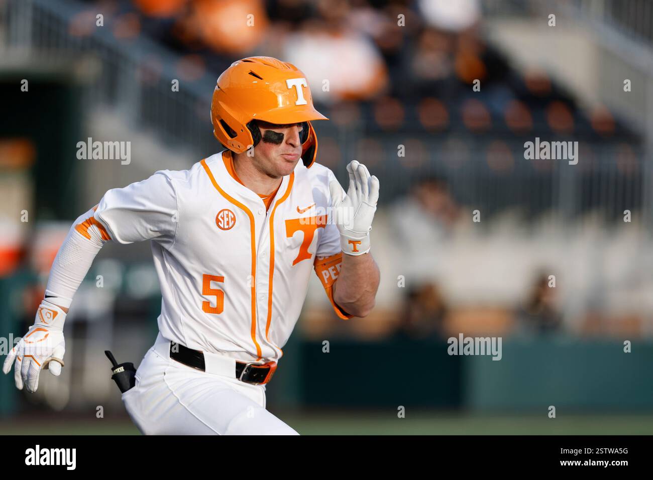 Tennessee Volunteers designated hitter Cannon Peebles (5) hustles to ...