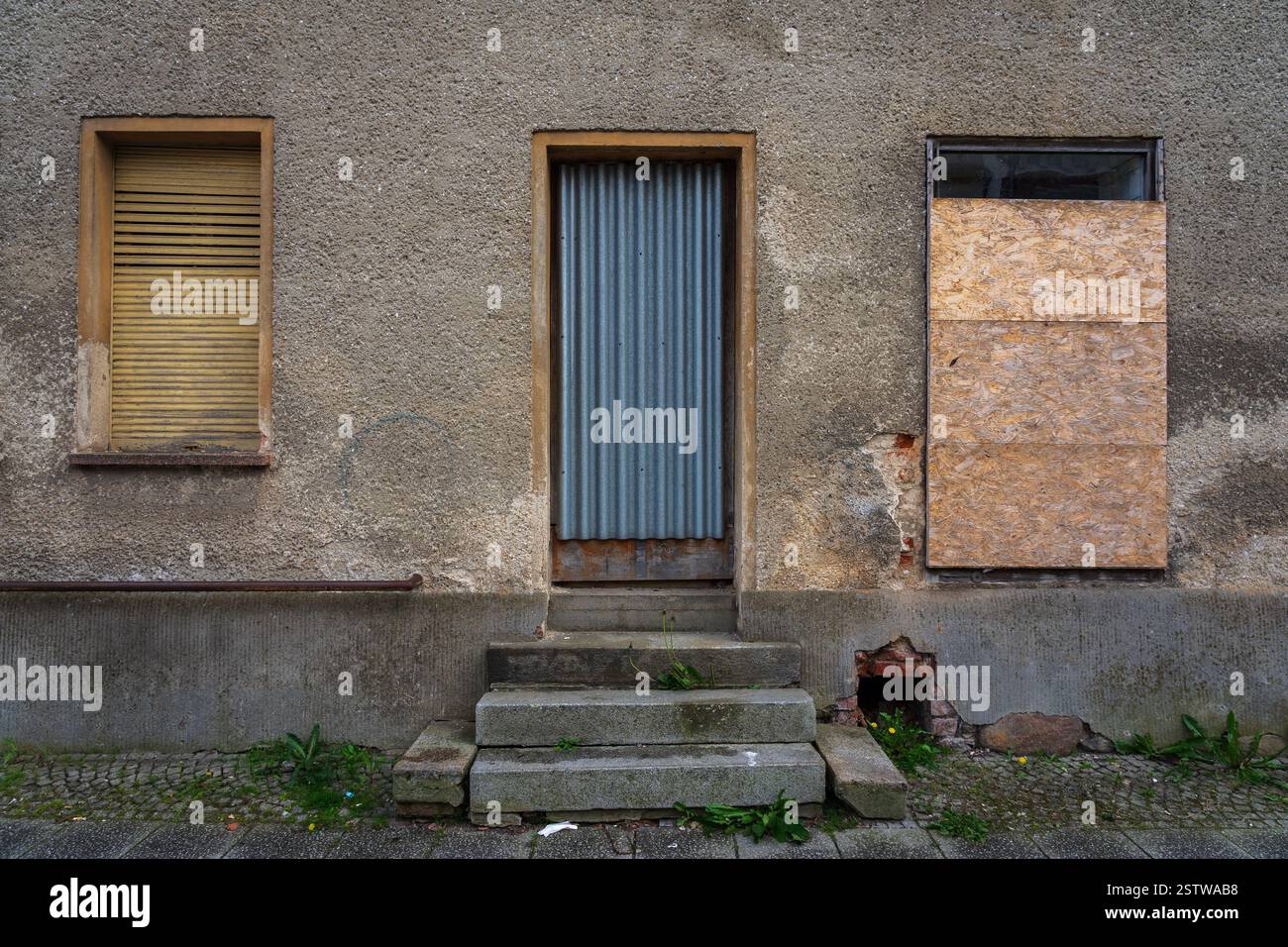 Boarded up windows and a door in an old building Stock Photo - Alamy