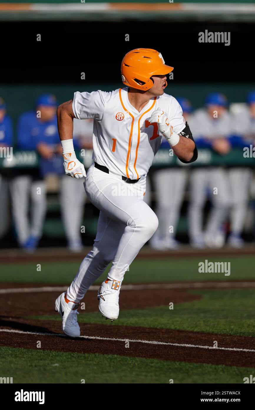 Tennessee Volunteers shortstop Dean Curley (1) hustles to first base ...