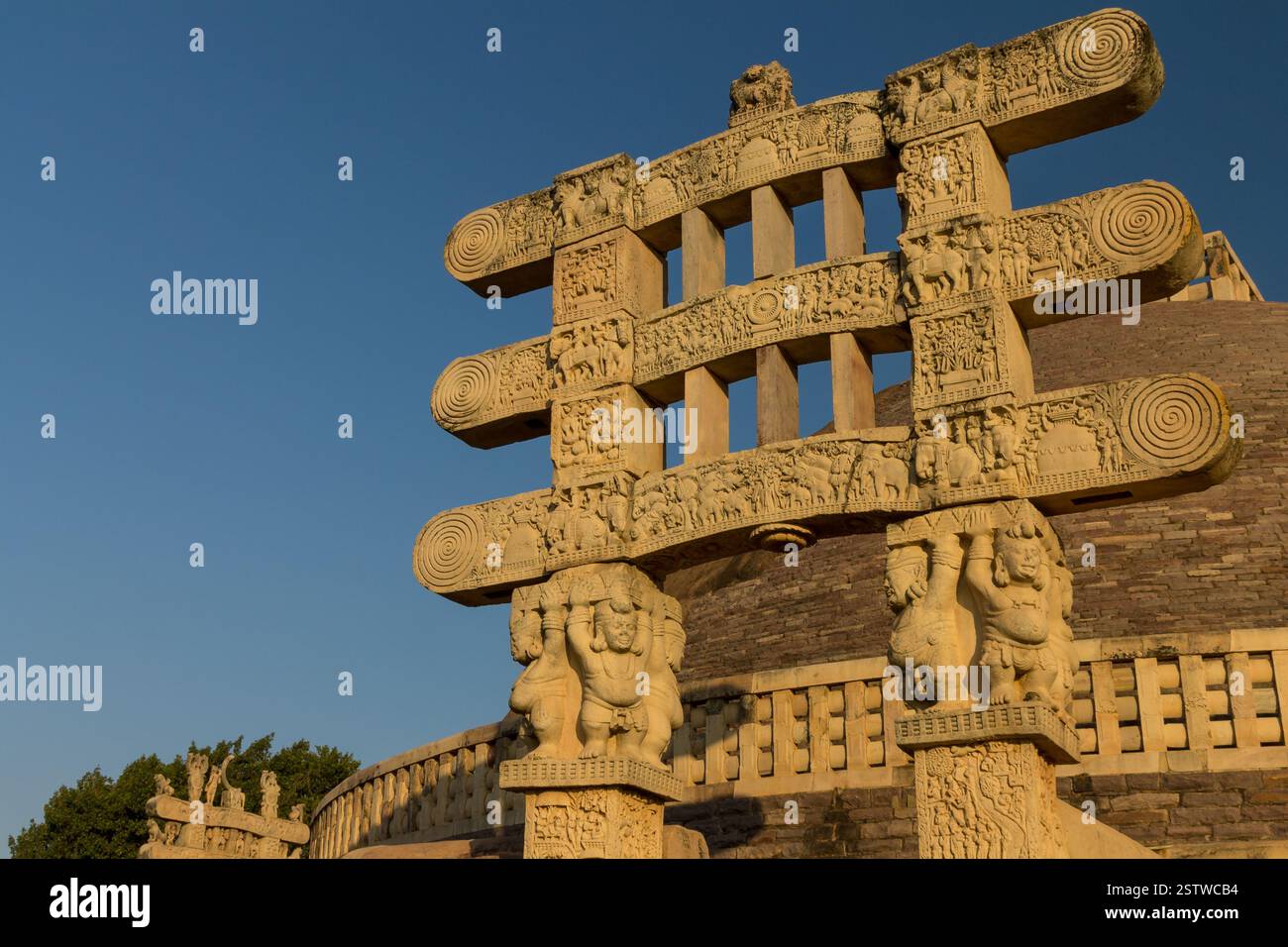 Western gate of the Great Stupa, Sanchi Stock Photo - Alamy
