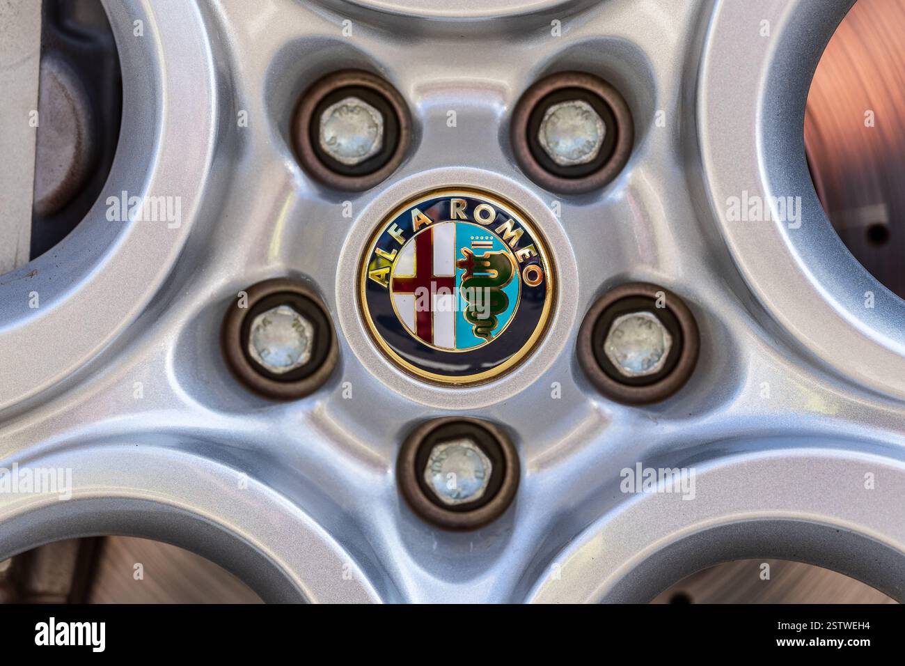 The aluminum rims of sports car Alfa Romeo 4C, close-up. Die Oldtimer ...