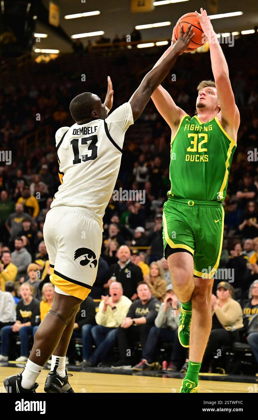 IOWA CITY, IA - FEBRUARY 19: Oregon Ducks center Nate Bittle (32 ...