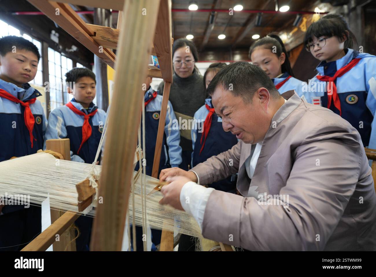 (250220) -- HUZHOU, Feb. 20, 2025 (Xinhua) -- Ke Xiangxiang (front ...