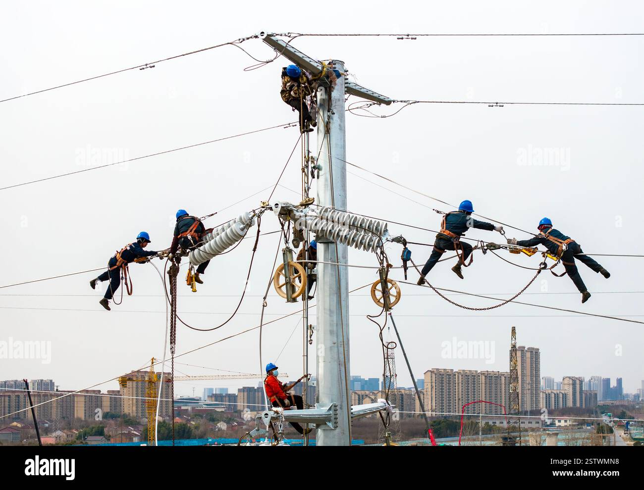 State Grid staff carry out relocation and upgrading of the inner line ...