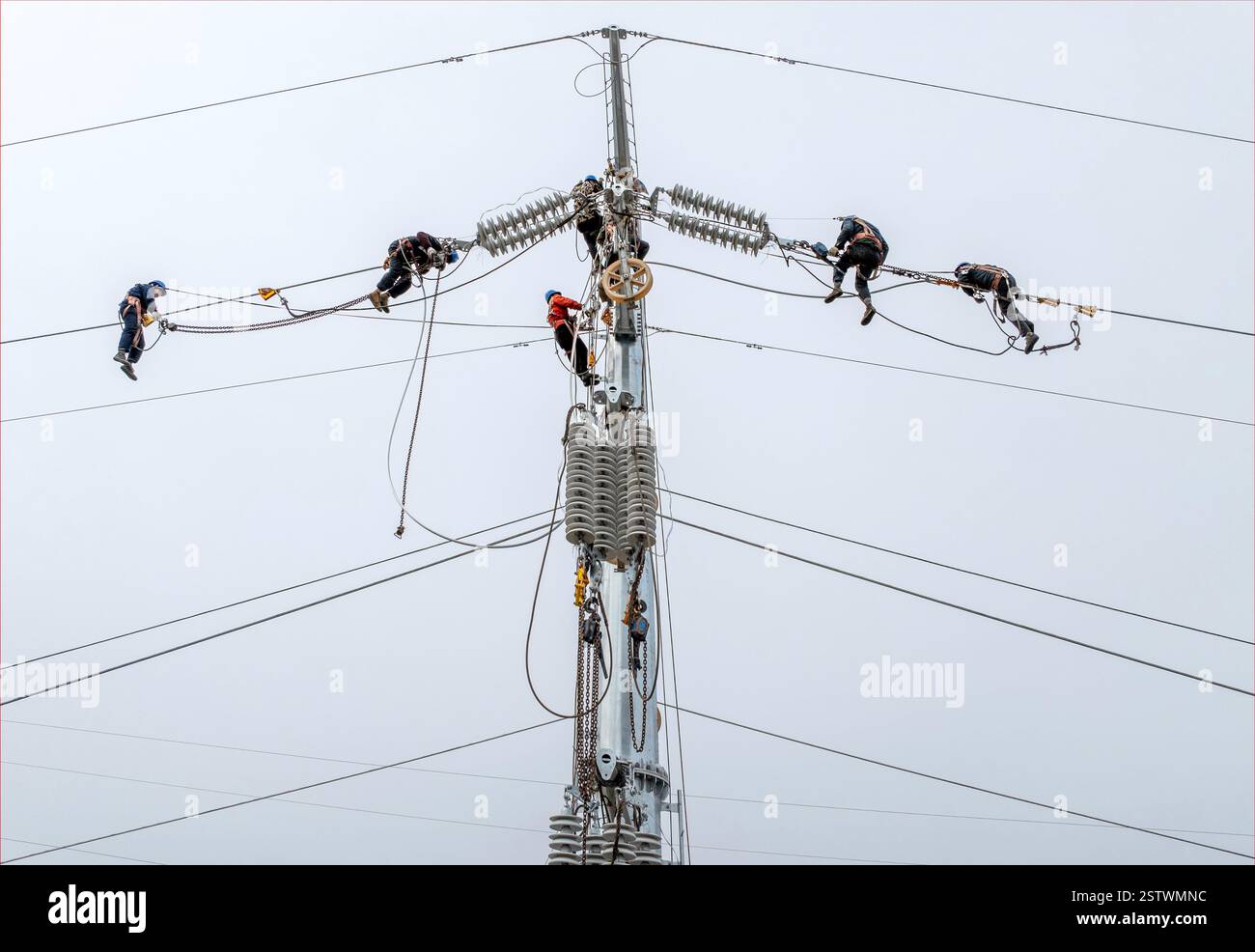 State Grid staff carry out relocation and upgrading of the inner line ...