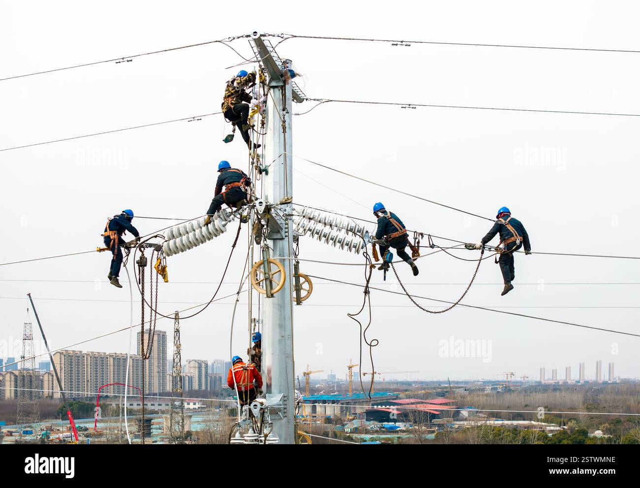 State Grid staff carry out relocation and upgrading of the inner line ...