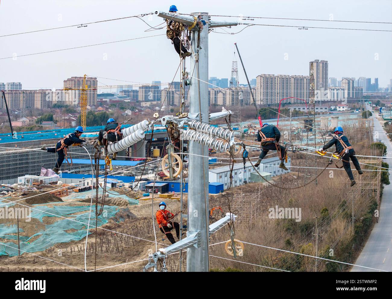 State Grid staff carry out relocation and upgrading of the inner line ...