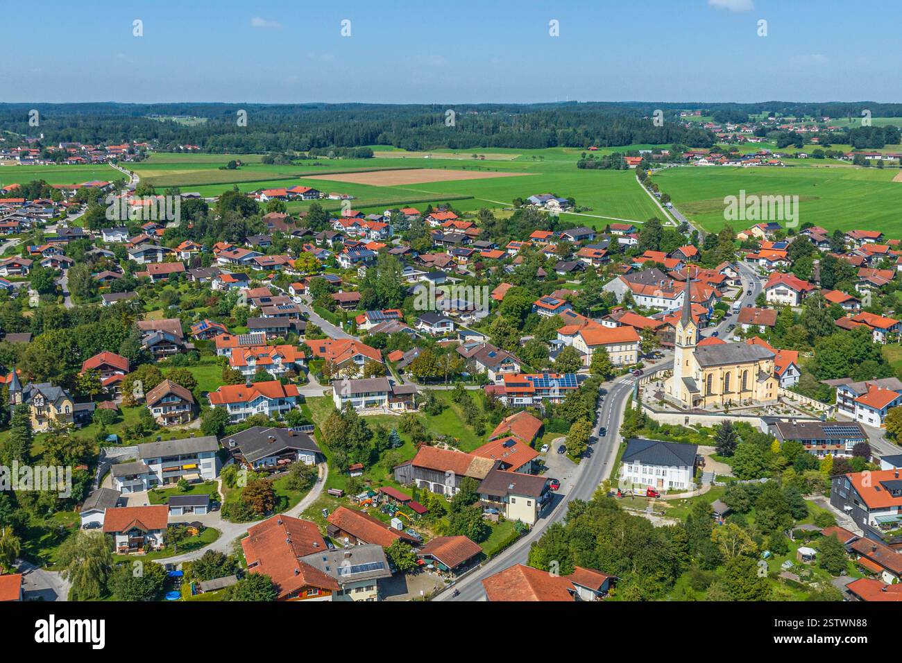 Der Ferienort Chieming am Ostufer des Chiemsee in Oberbayern aus der ...