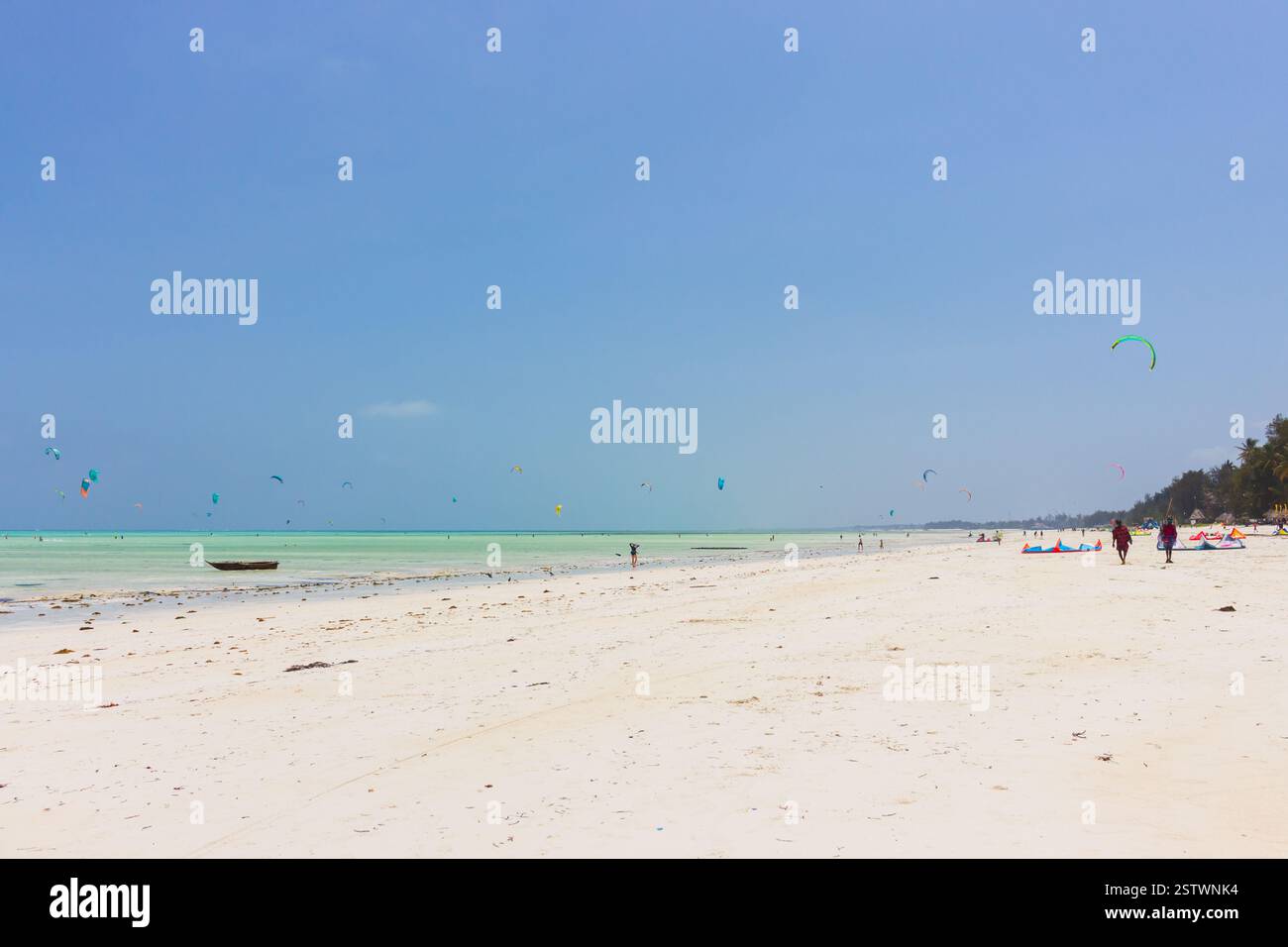 Kite surfing on tropical beach, low tide. Kite surfers on the sea ...