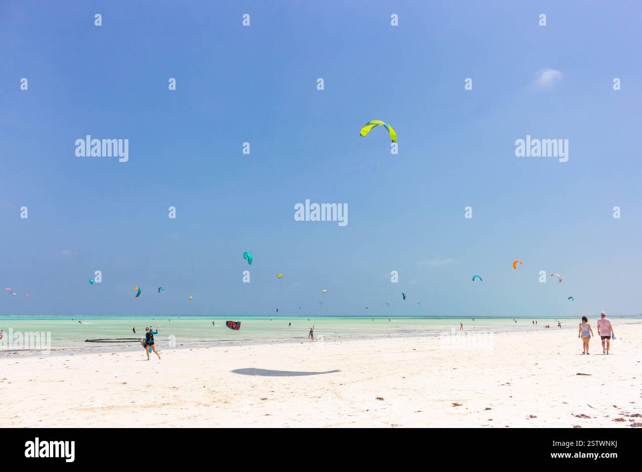 Kite surfing on tropical beach, low tide. Kite surfers on the sea ...