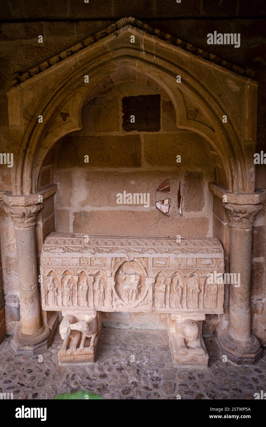 Cloister tomb hi-res stock photography and images - Alamy