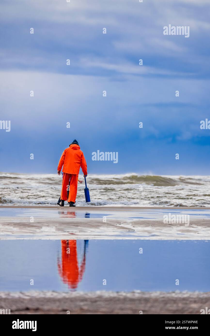 Razor Clam Harvesting using Razor Clam Gun, Copalis Beach, Washington ...