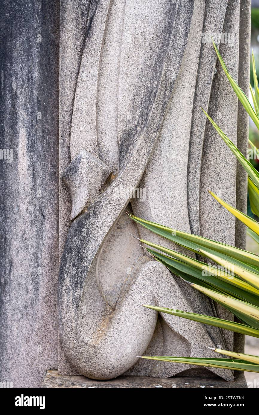 Modern tomb hi-res stock photography and images - Alamy