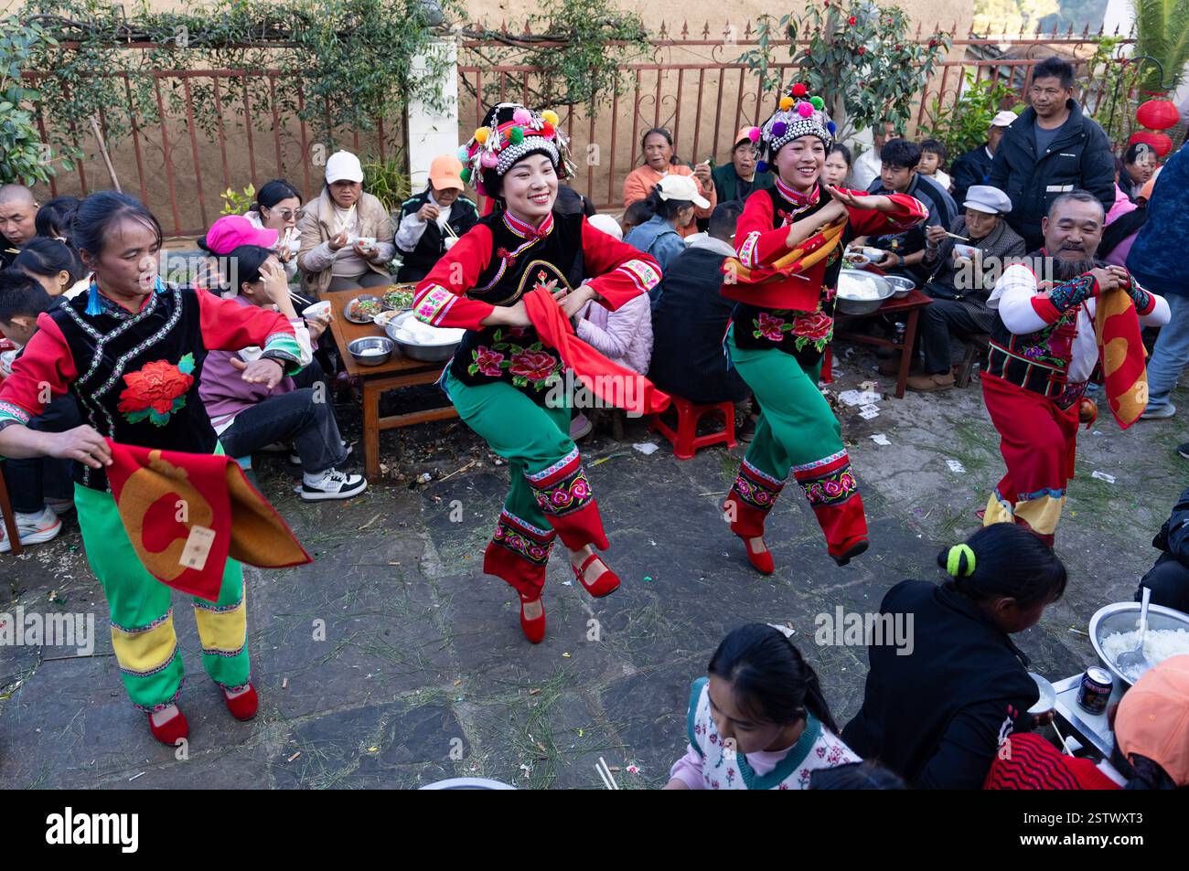 (250220) -- NANJIAN, Feb. 20, 2025 (Xinhua) -- Lu Lihua (C) performs ...